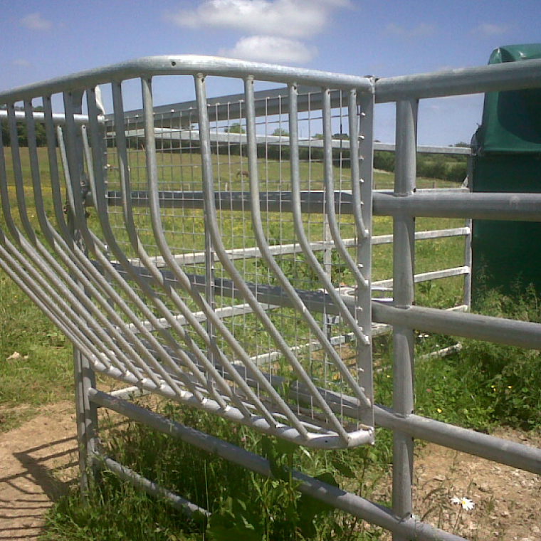 Râtelier à foin rond de 2m10 avec séparations - K & K Horse Fence France